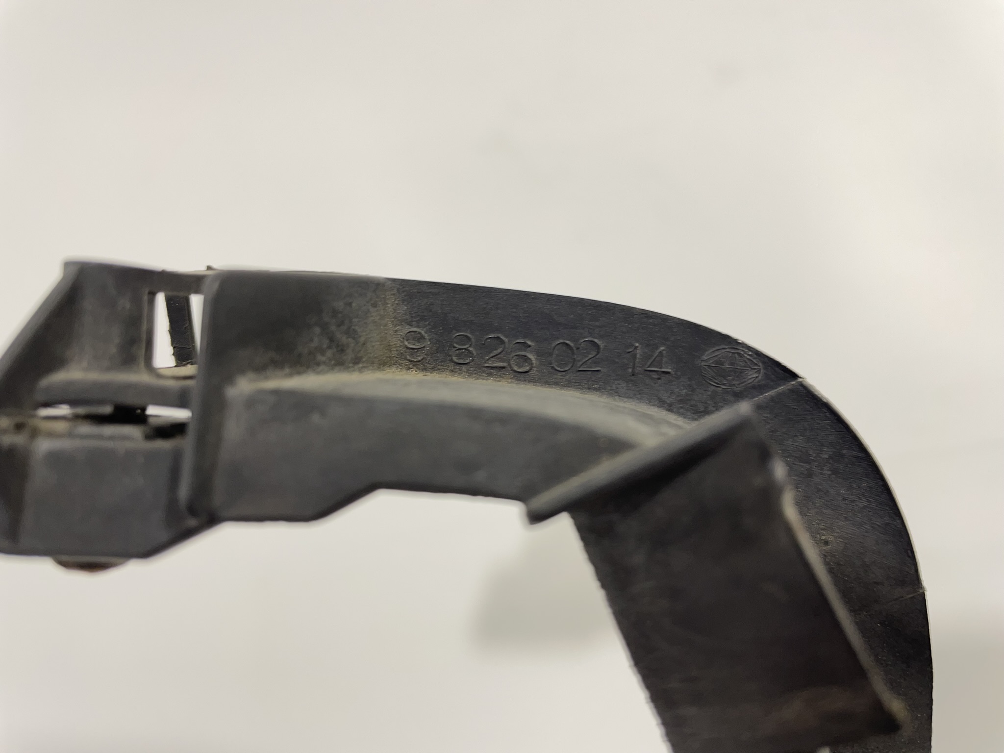 1298260214 - Headlamp indicator wing bracket right side | 550