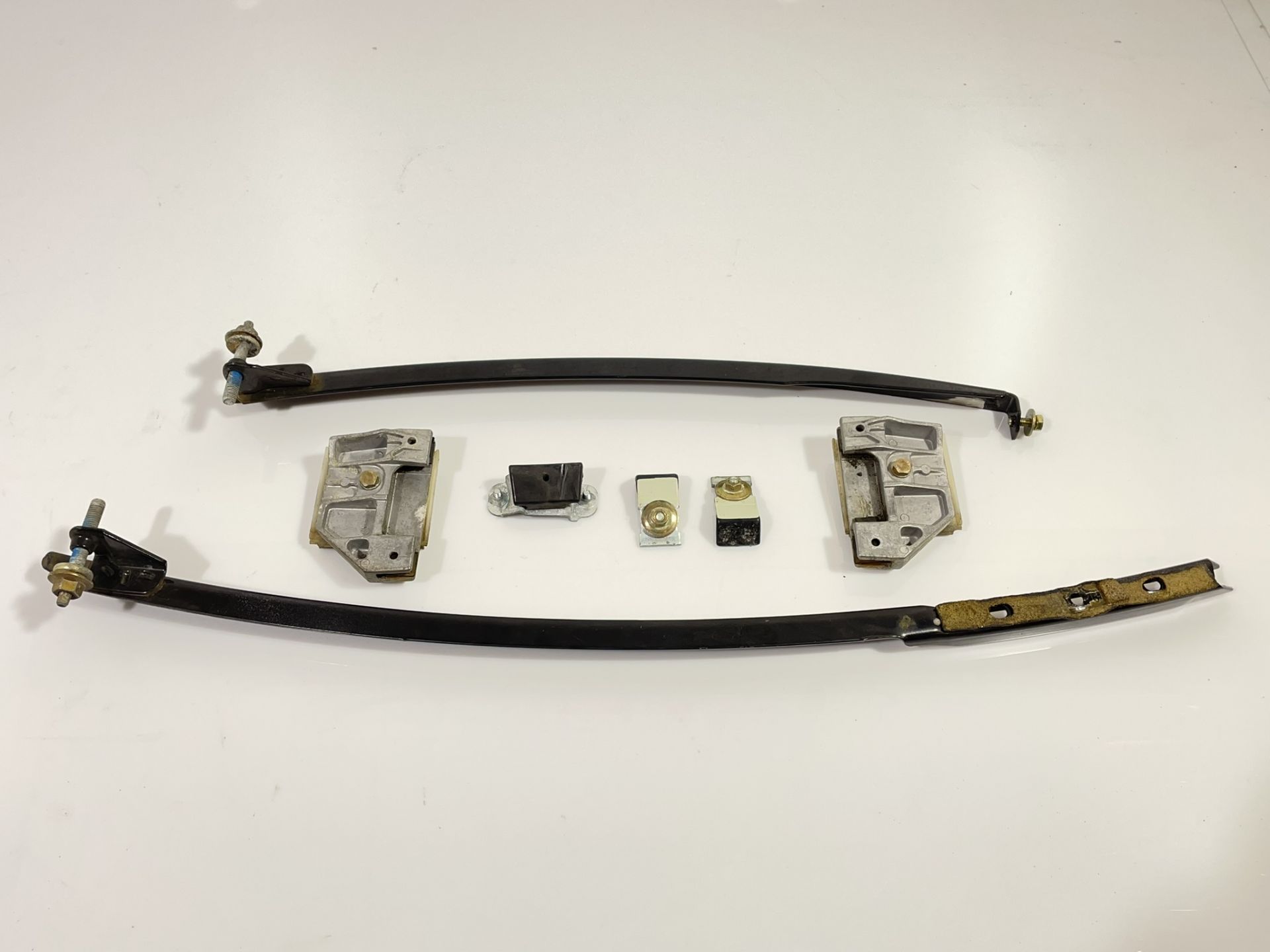 1297200115 - Left door window guide rails kit | 589