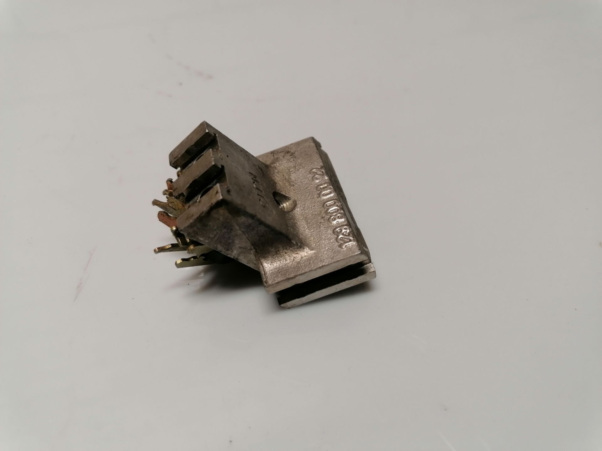 1298000022 - Top Front Hydraulic Distributor | 62