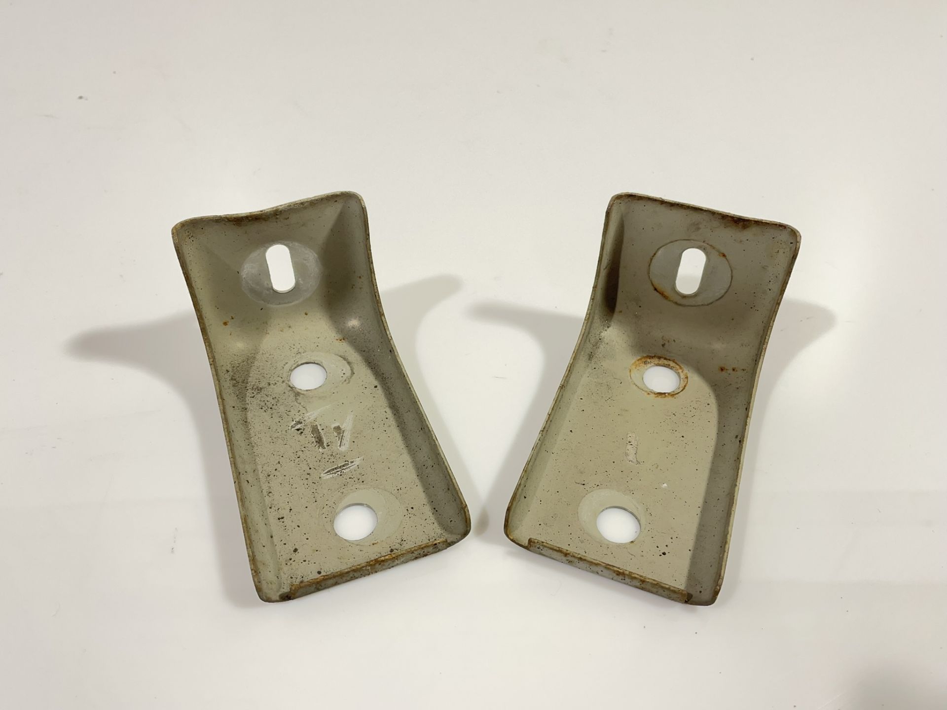 1298850012 - Front bumper mounting bracket | 555