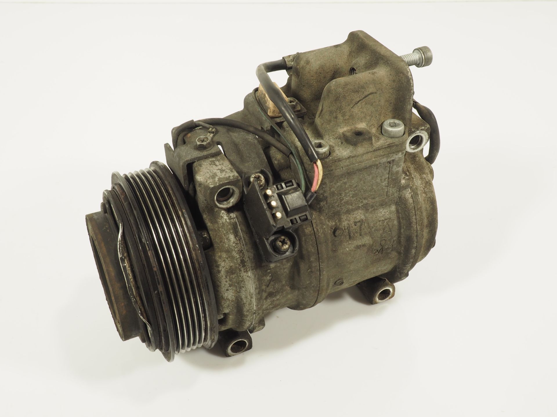 0002340211 - Air conditioning compressor | 1043